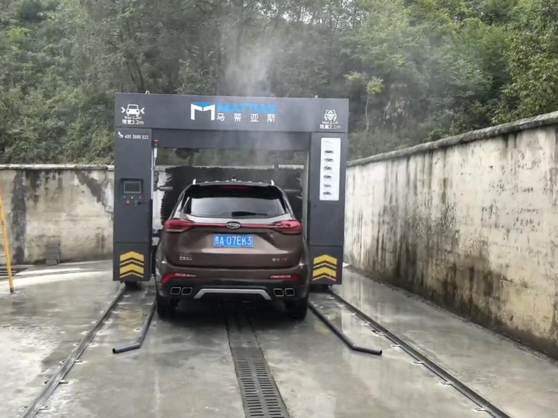 Installation of gantry automatic car wash at Shidong gas station ...